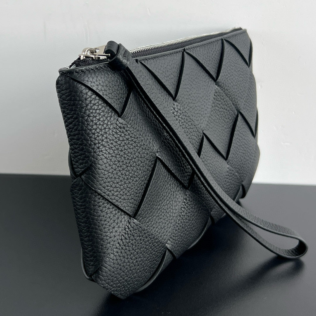 보테가 디아고 파우치 미디움(Bottega Diago Pouch Medium) | 사선 인트레치아토로 완성된 세련된 클러치 백 – 제이에디션
