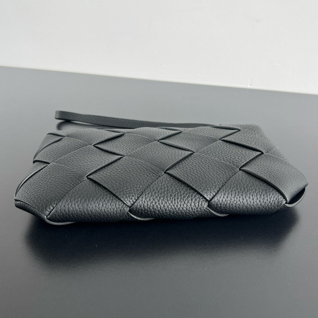보테가 디아고 파우치 미디움(Bottega Diago Pouch Medium) | 사선 인트레치아토로 완성된 세련된 클러치 백 – 제이에디션