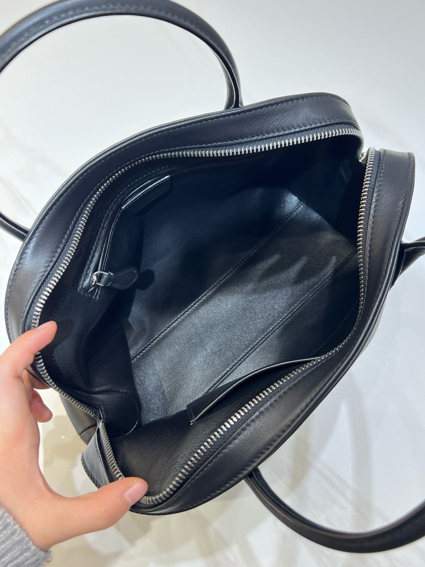 더로우 아그네스백(The Row Agnes Bag) | 절제된 곡선미와 실용성을 담은 프리미엄 숄더백 – 제이에디션